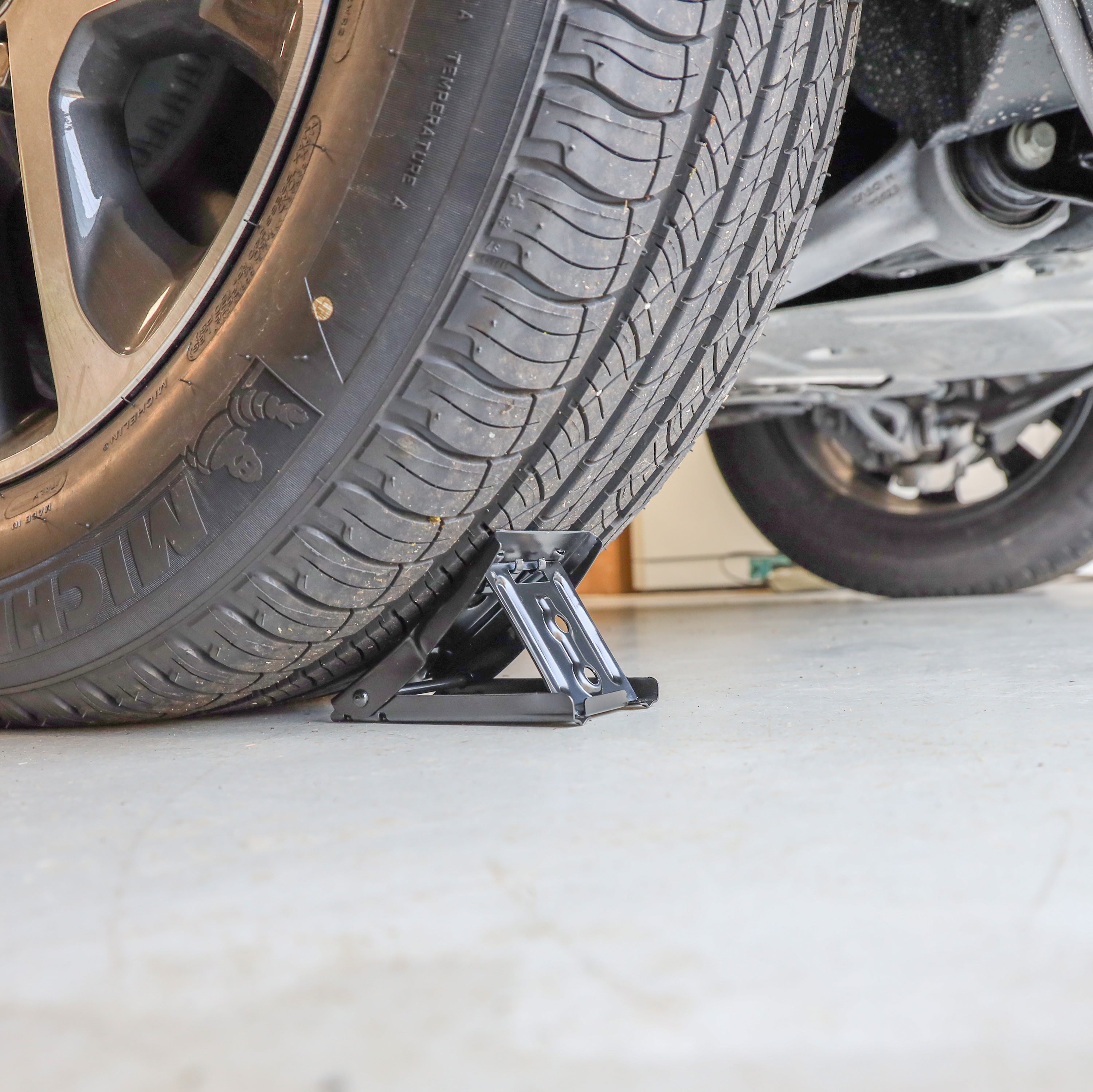 Genuine Land Rover Wheel Chock for Defender L663 – Powerful UK